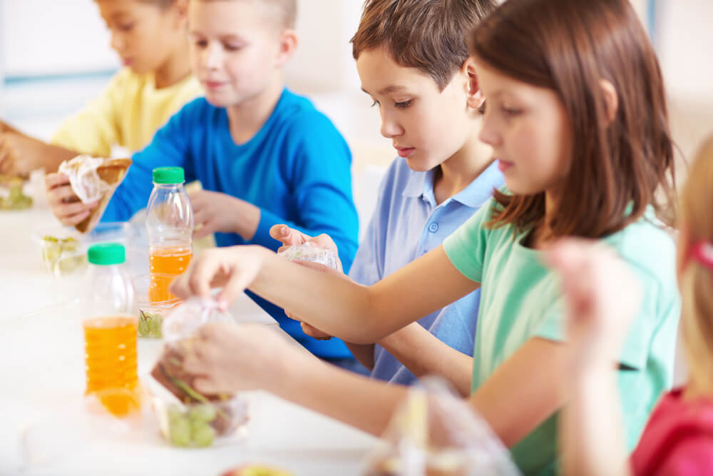 Como fazer para que seu filho tenha uma alimentação saudável? - ABC na ...